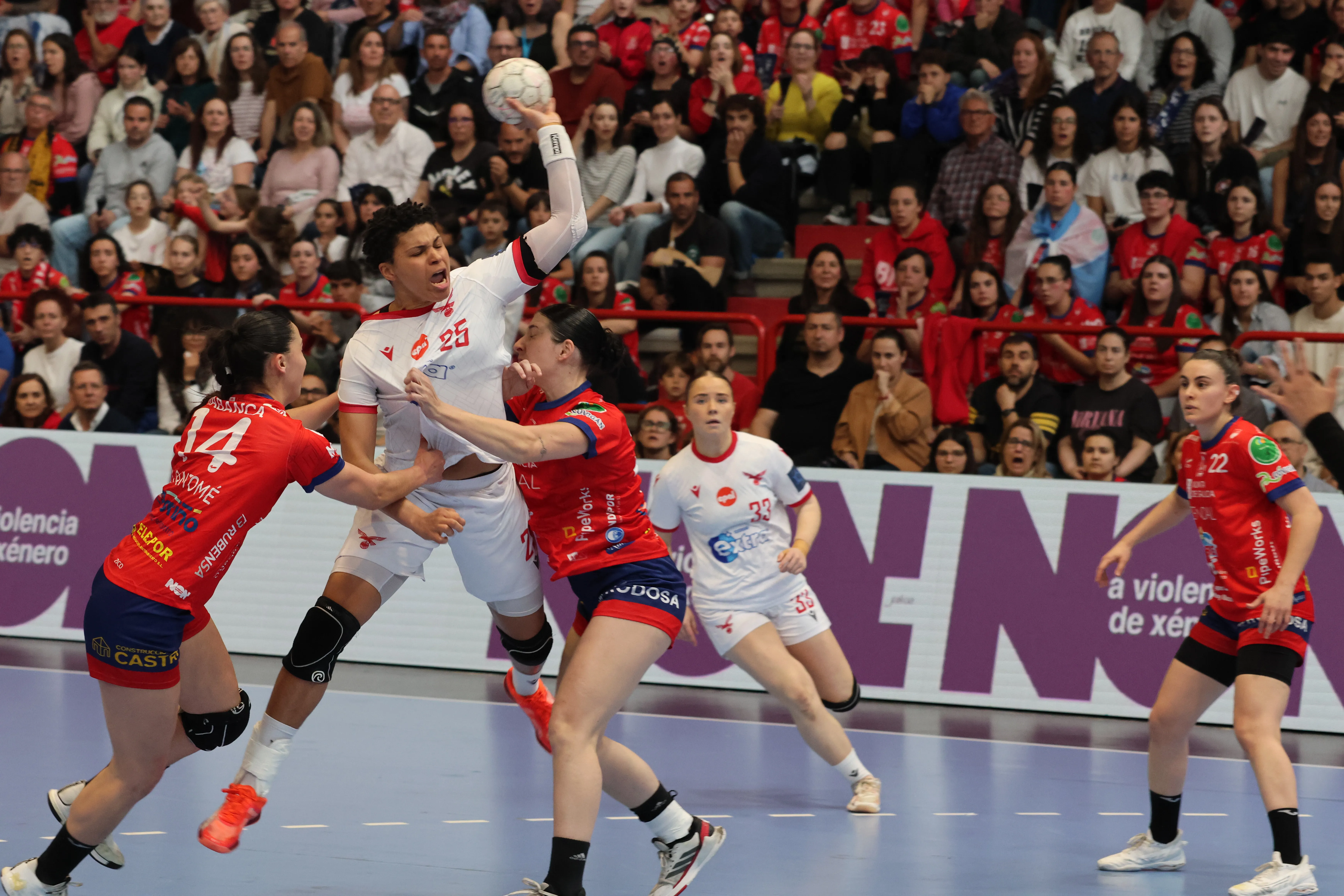 Porrino snatch heroic draw, Valur spurn huge chance