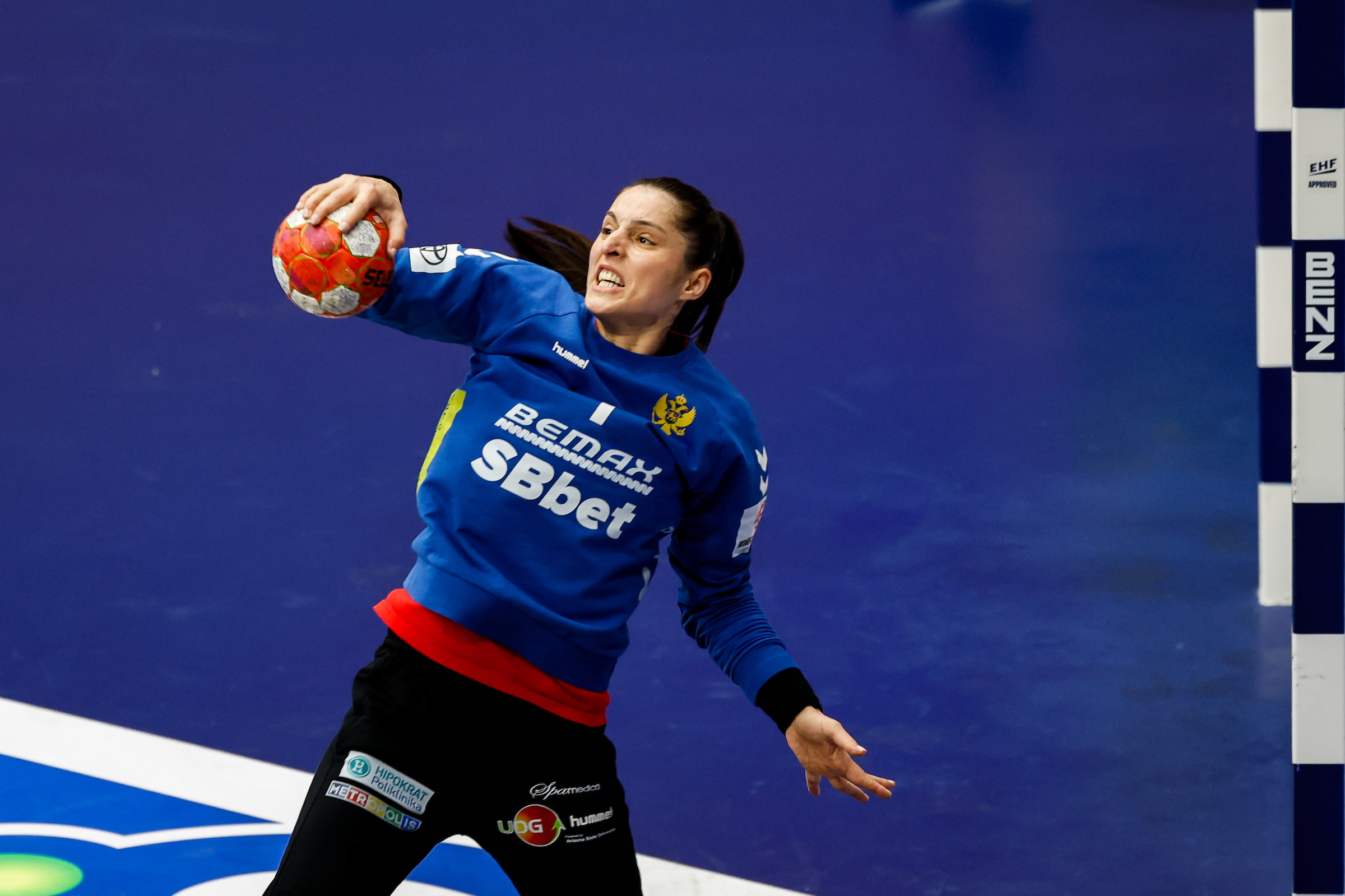 Stellar Zsófi Szemerey extends Hungary’s winning streak at EHF EURO