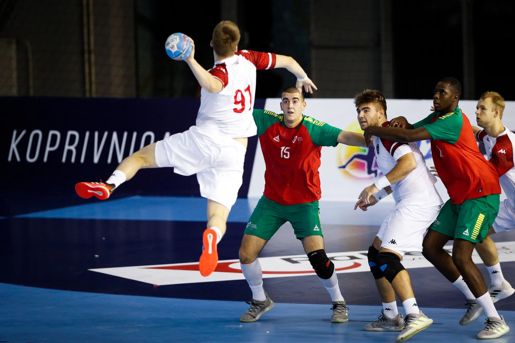 Eight teams in trophy race in Romania