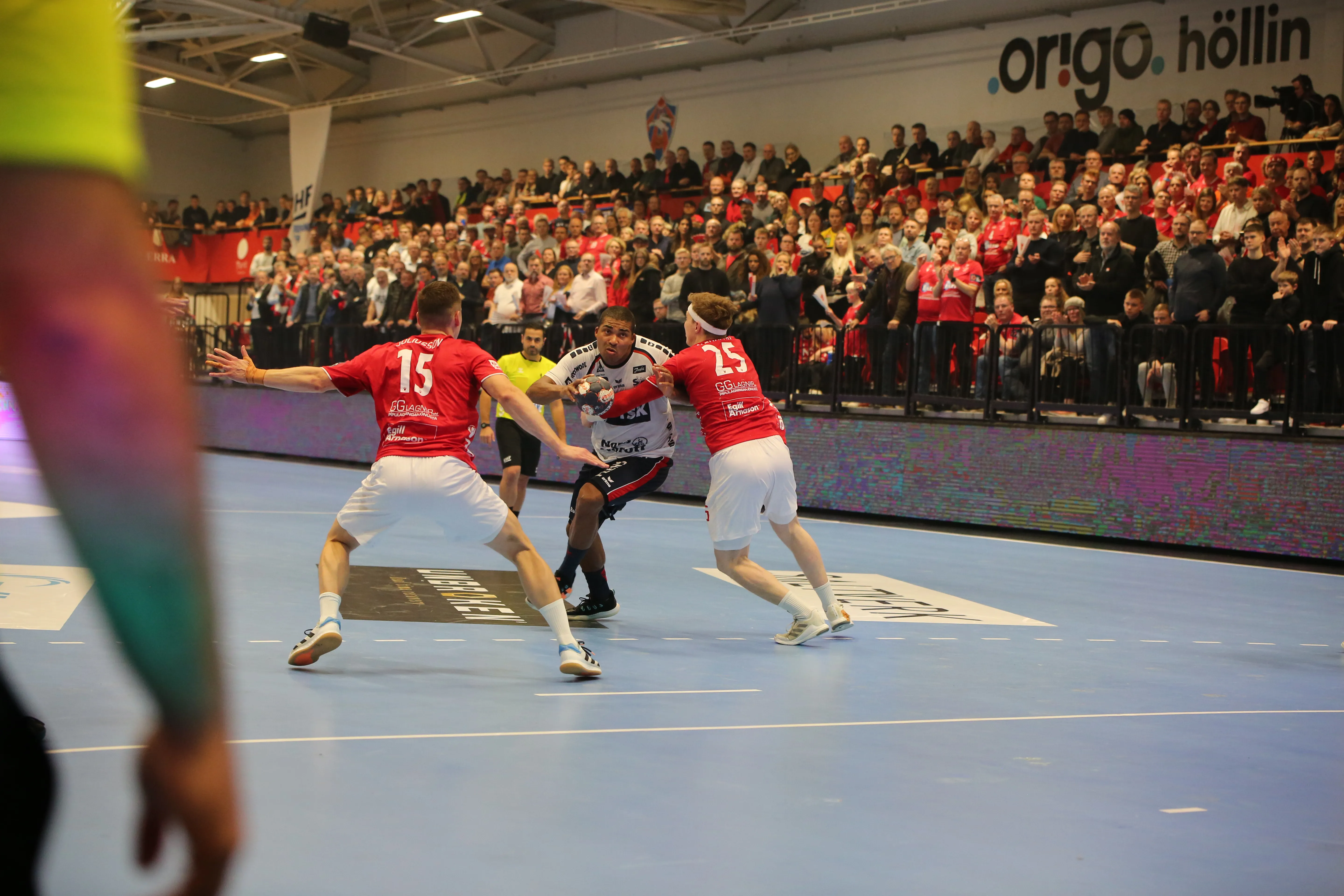 Flensburg make it three out of three with clear win over Valur