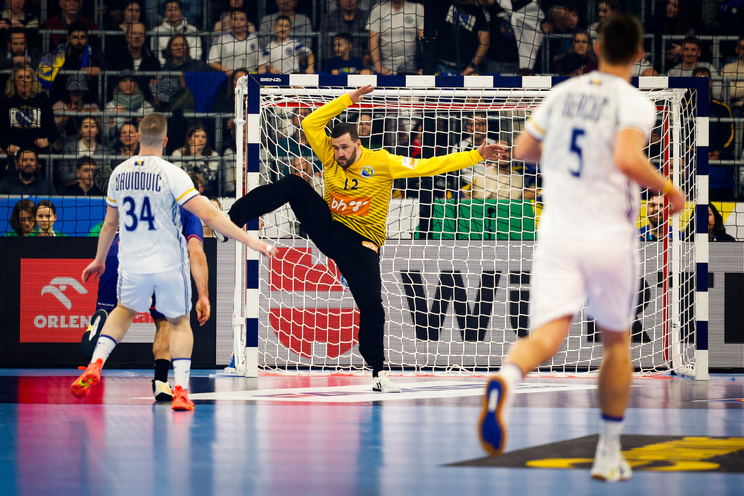 Record win brings the Netherlands to edge of main round