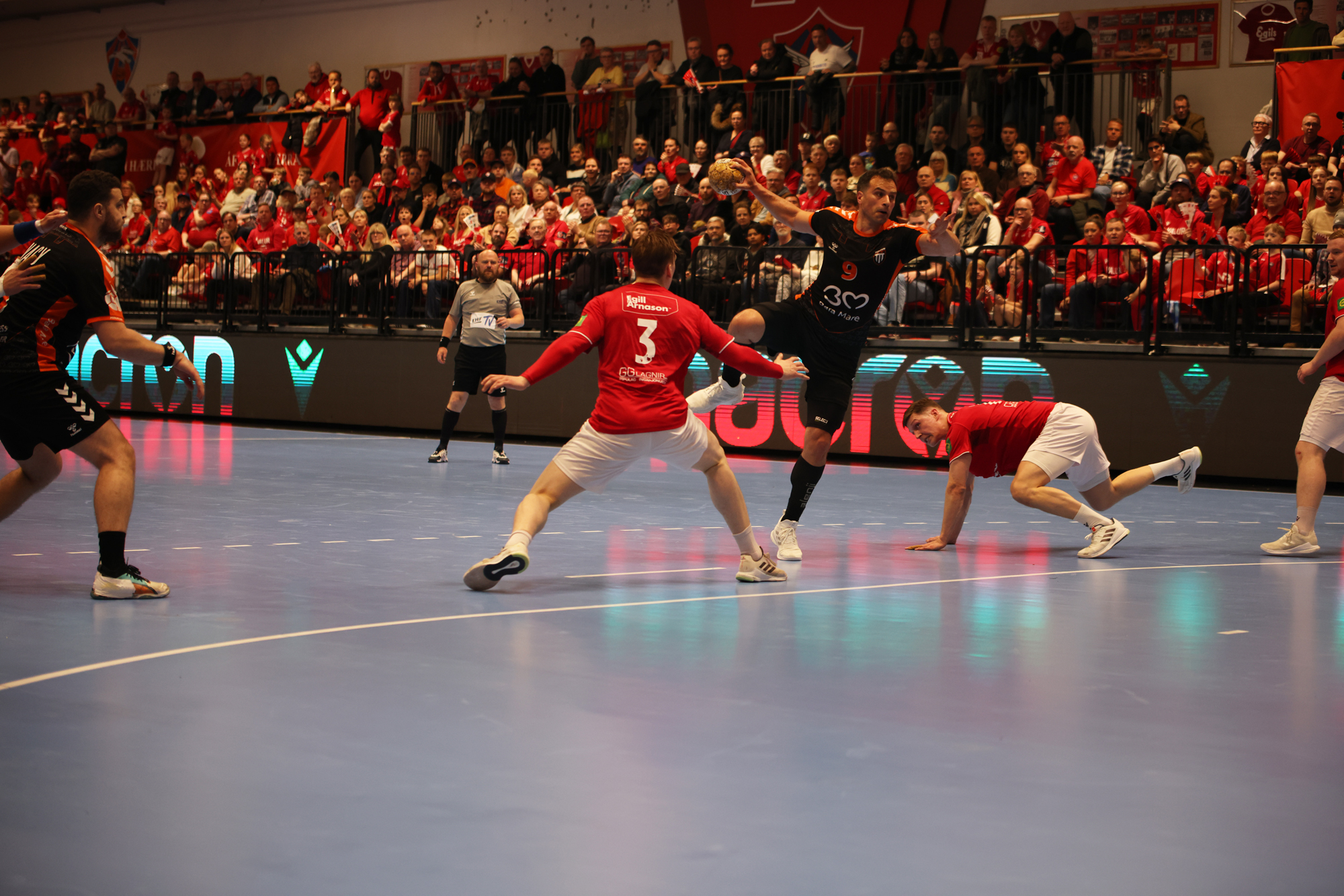 Valur win big, FTC and Olympiacos share the points