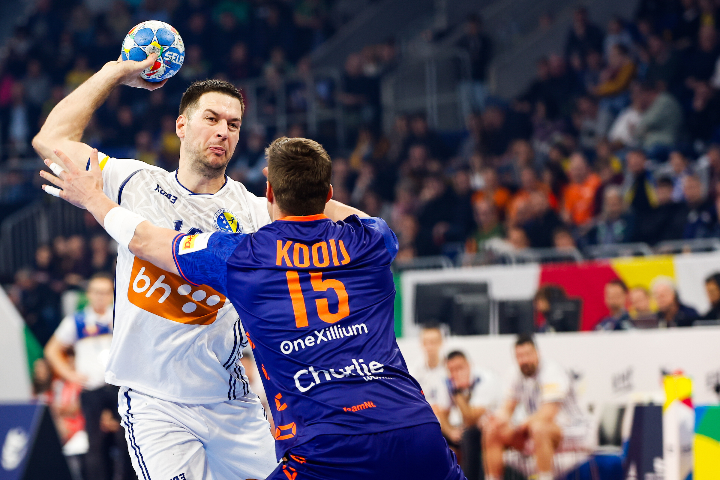 Record win brings the Netherlands to edge of main round