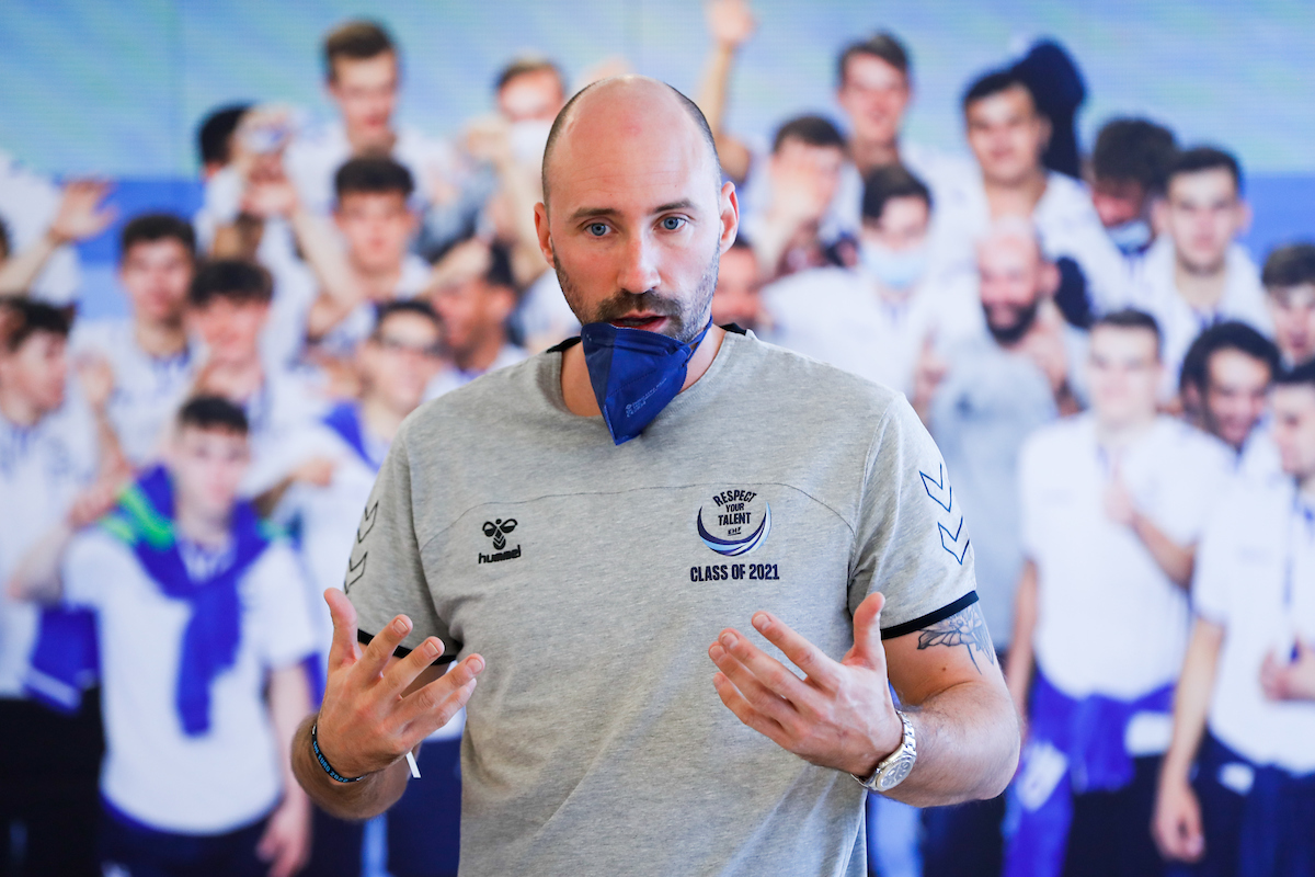 How to start teaching handball at school