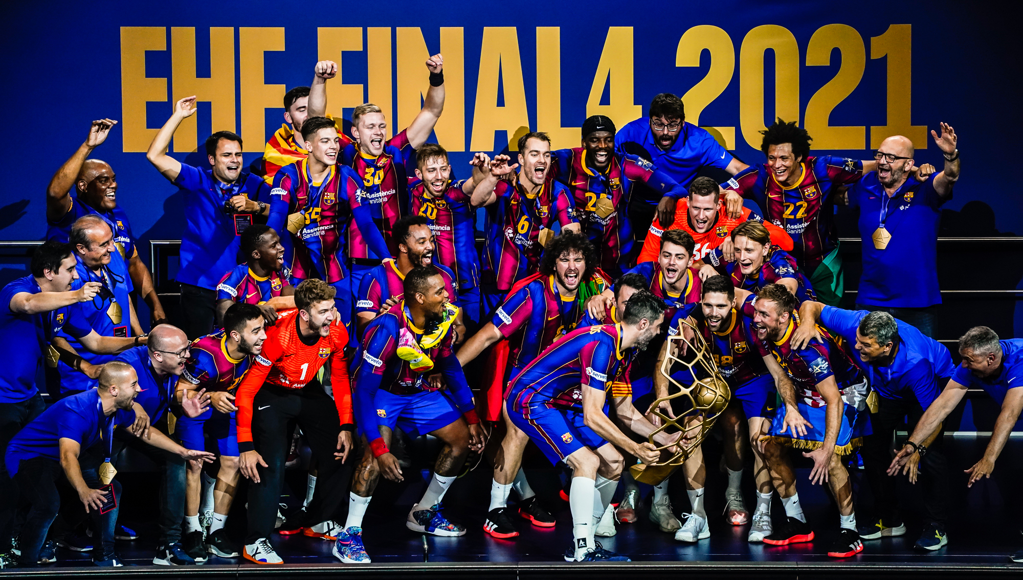 Barça lift the trophy at the end of perfect season